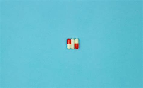 파란색 배경에 흰색 과 흰색 빨간색 캡슐 두 개 3 캡슐 제약 산업의 개념 약국 질병 예방 건강관리와 의술에 대한 스톡 사진 및 기타 이미지 Istock