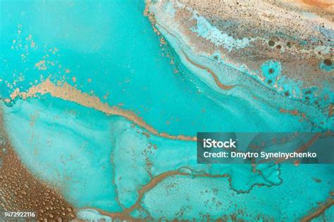 밝은 추상적인 그림 배경은 절묘한 부드러운 녹색 옥 금색입니다 세련 된 혼합 유체 알코올 잉크 그림입니다 현대 액체 패턴 예술 혼합 스타일의 대리석 아크릴 트렌디 한 작품