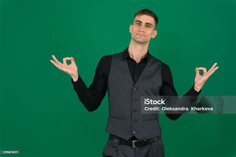 성공과 만족을 느끼는 젊은 사업가 입을 크게 벌리고 미소 짓고 녹색 배경에 손으로 괜찮은 표지판을 만듭니다 긍정적인 감정 표현에 대한 스톡 사진 및 기타 이미지 Istock