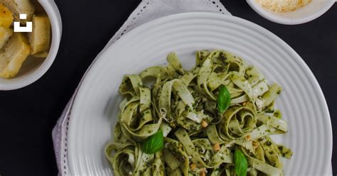 음식 접시와 파스타 그릇을 얹은 테이블 사진 Unsplash의 무료 파스타 이미지