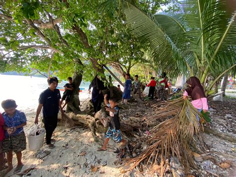 Peduli Lingkungan Mahasiswa Kkn Melayu Serumpun Gelar Aksi Bersih