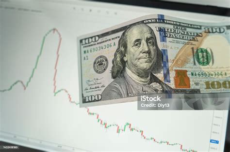 경제 위기 달러 평가 절하 스마트 폰 화면에서 달러 환율의 급격한 상승과 하락의 그래프 벅스의 성장 강화 0명에 대한 스톡 사진 및 기타 이미지 Istock