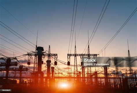 고전압 전원 라인 전기 분배 스테이션 고전압 전기 전송 타워 전력선 및 변압기와 배전 전기 변전소 관세에 대한 스톡 사진 및 기타 이미지 Istock