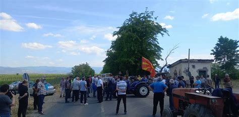 Група лозари протестираат на патот Кавадарци Неготино Слободен печат