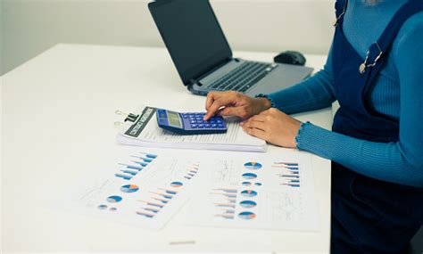 여성 감사원은 사무실책상에서 서류를 작성합니다 비즈니스 여성은 계약 서계약서에 서명하기 전에 혜택을 계산합니다 개념에 대한 스톡