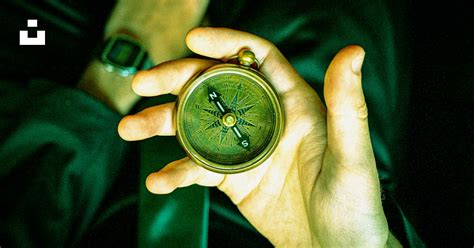 손에 나침반을 들고 있는 사람 사진 Unsplash의 무료 İ스탄불 이미지