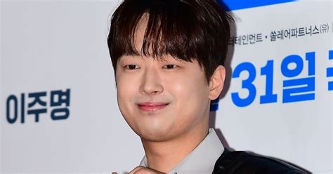 이찬원 방송 중 뜻밖의 팬심 고백했다이병헌·손예진 진짜 좋아해 톡파원25시