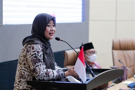 Prof Dr Nurliah Nurdin Penguatan Nilai Nilai Pancasila Melalui Media Sosial Politeknik Stia