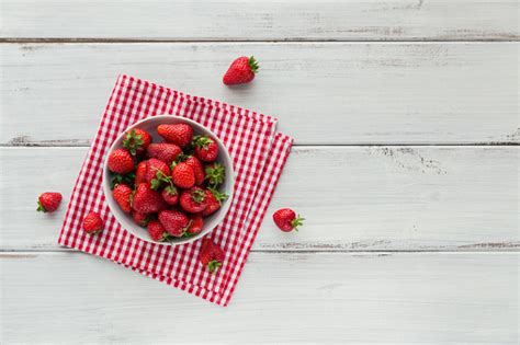 세라믹 그릇 상단 보기에 신선한 딸기 흰색 나무 테이블 모형에 건강한 음식 텍스트를위한 복사 공간이있는 맛있고 달콤하고 육즙이 잘 익은 베리 백그로웅 개념에 대한 스톡 사진