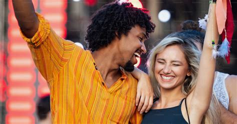 젊고 쾌활한 커플이 음악 축제에서 춤을 추고 있다 사진 Unsplash의 세르비아 이미지