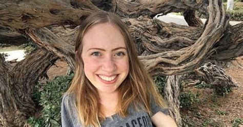 근육이 뼈로 변해가는 희귀병 걸린 여성