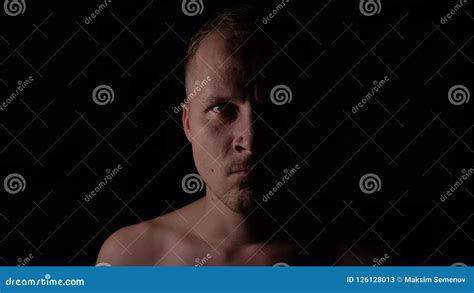 Hombre Enojado En La Oscuridad Solamente La Mitad De La Cara Se Destaca