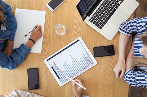 사무실의 새로운 프로젝트에서 동료와 함께 작업하는 동안 디지털 태블릿을 사용하는 세 명의 사업가의 오버 헤드 보기 업무 회의에 대한 스톡 사진 및 기타 이미지 Istock