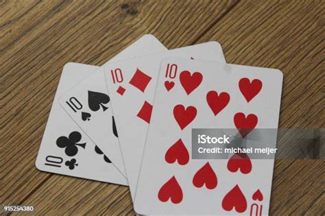 나무 Backround에 포커 카드 클럽 다이아몬드 스페이드 그리고 심 혼의 수만의 설정 7에 대한 스톡 사진 및 기타 이미지 Istock