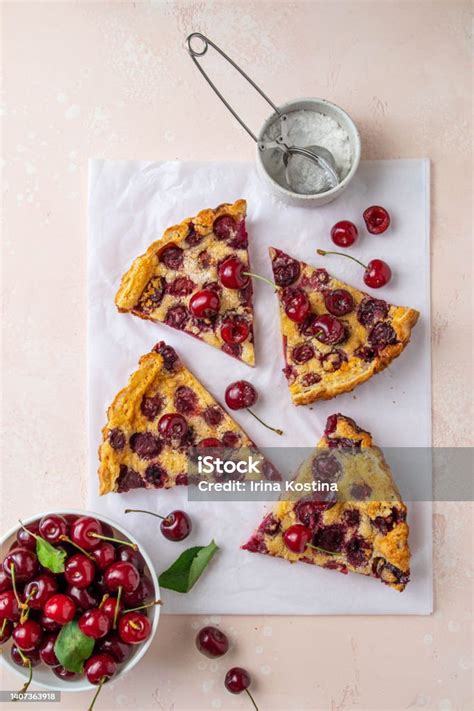 베이킹 페이퍼에 체리가있는 Clafoutis 조각 전통적인 수제 프랑스 체리 파이 상단 보기 왁스 페이퍼에 대한 스톡 사진 및 기타 이미지 Istock