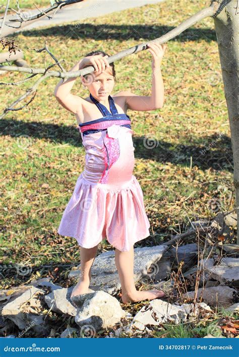 Peu D Enfant Fille Tenant Une Branche Image Stock Image Of
