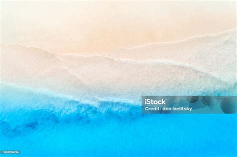 해질녘 파도와 빈 하얀 모래 해변이있는 맑은 푸른 바다의 공중 보기 잔지바르 아프리카의 여름 하얀 모래와 푸른 물이있는 열대 풍경 바다 맨 위 보기입니다 자연 배경 0명에