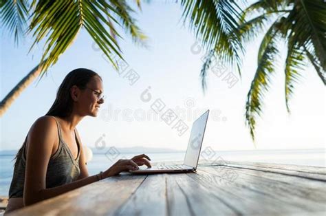 自由作家女孩和一计算机一英语字母表的第个图片 包图网企业站