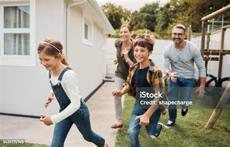사랑 어린이 및 부모는 여름 휴가 가족 여행 또는 휴가에서 함께 달리기 유대감 및 시간을 보냅니다 행복한 아이들 어머니 및 아버지는 뒤뜰 공원에서 재미있는 경주 게임을