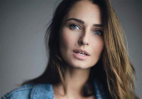 Anna Safroncik Instagram Décolleté Esplosivo Dalla Canotta Rara