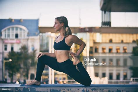 아름 다운 젊은 여자 관행 요가 아사 나 도시에서 왕 비둘기 포즈 Rajakapotasana 20 29세에 대한 스톡 사진 및 기타 이미지 Istock