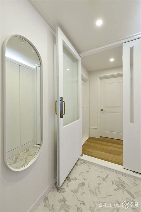현관마블타일헤링본미닫이골드손잡이전신거울 인테리어 인테리어 사무실 집 스타일