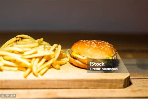 나무 테이블에 감자 튀김과 치킨 버거 식품 정크 푸드 및 패스트 푸드 개념 감자 요리에 대한 스톡 사진 및 기타 이미지 감자 요리 건강에 좋지 않은 음식 건강하지