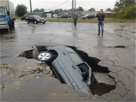 Foto Auto Dentro Buca Sulla Strada