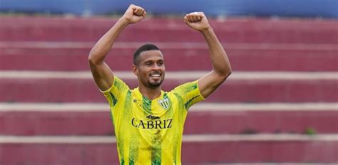 Em Portugal Atacante Daniel Dos Anjos Completa 100º Jogo Como