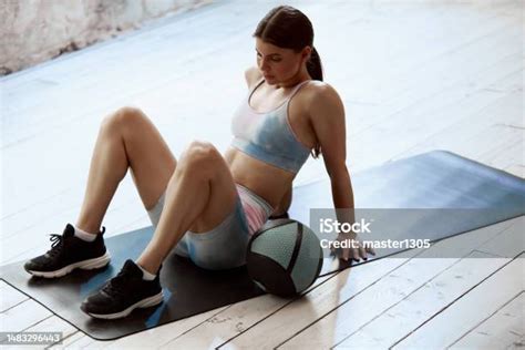 날씬하고 몸매가 좋은 매력적인 소녀는 피트니스 장비를 갖춘 화려한 운동복 훈련을 하고 낮에는 실내에서 공을 친다 건강한 생활방식에 대한 스톡 사진 및 기타 이미지 Istock