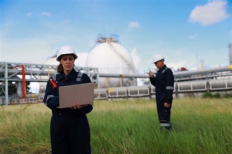 두 명의 에너지 엔지니어 남성과 여성 산업 단지의 가스 및 석유 화학 생산 공장의 Lpg 가스 저장 탱크 측면에서 작업 액화천연가스에 대한 스톡 사진 및 기타 이미지