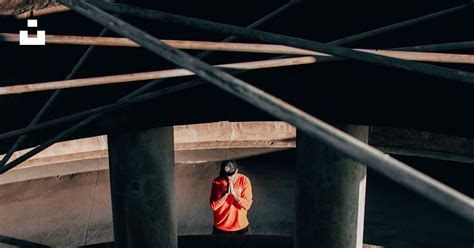 빨간 재킷과 검은 바지를 입은 여자가 계단에 앉아 있습니다 사진 Unsplash의 무료 랭 커스터 이미지