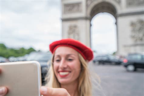 휴대 전화를 사용 하 여 파리 도시에서 젊은 여성이 복용 Selfie 사람들이 여행 시 자본 개념 파리에서 프랑스 20 29세에 대한 스톡 사진 및 기타 이미지 Istock