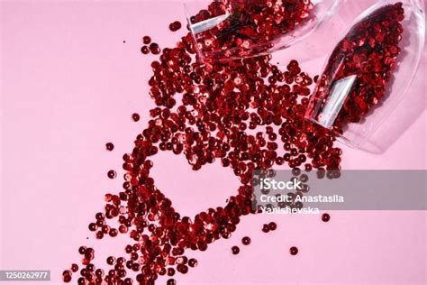 빈 분홍색 축제 배경에 고립 된 샴페인 안경 두 잔 복사 공간 발렌타인 데이 밝은 빛에 대한 스톡 사진 및 기타 이미지 밝은 빛 와인 개념 Istock