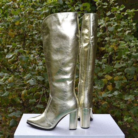 Чоботи шкіряні з гострим носом на вісокому каблуці 9см — ціна 3595 грн у каталозі Чоботи Купити