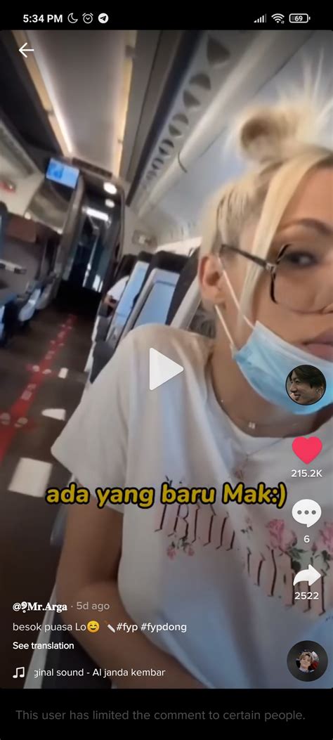 Dia tengah flash tiddies dia pastu half screen kena cut. Nie sapa. Ada ...