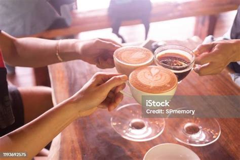 성공 토론 후 비즈니스 커피 휴식은 커피 한 잔을 응원합니다 커피숍에서 주말에 우정 모임 사람들은 협상 후 커피 컵을 들고 손을 잡고 합의를 응원합니다 계약서에 대한 스톡