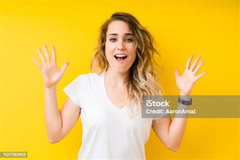 노란색 배경 위에 젊은 아름 다운 금발 여자 미친 축 하 및 열린 눈이 흥분 비명과 성공을 위해 깜짝 놀라게 우승자 컨셉 승리 동작 활동에 대한 스톡 사진 및 기타 이미지