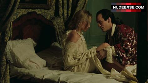 Uma Thurman Sexy Scene Dangerous Liaisons 1 12