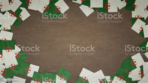 알제리의 종이 깃발로 만든 프레임은 나무 테이블에 배열되어 있습니다 국가 축하 개념 3d 일러스트 레이 션 기에 대한 스톡 사진