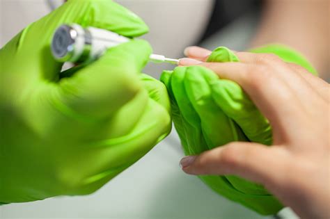 과정에서 매니큐어 여자 미용사에 의해 매니큐어를 받는 네일 살롱에서 깨끗한에 대한 스톡 사진 및 기타 이미지 깨끗한 매니큐어 미용술 미용사 Istock