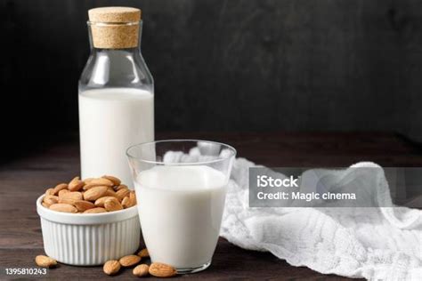 유리에 아몬드 우유와 어두운 나무 배경에 유리 병 우유의 대체 유형 비건 식품 비건 우유 건강한 식생활 개념 유제품 무료 우유 대용 음료 갈색에 대한 스톡 사진 및 기타