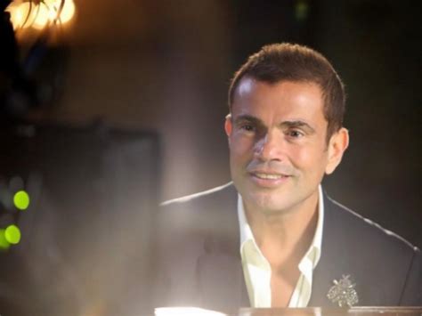 فيديو نادر عمرو دياب كما لم تشاهدوه من قبل وهو يرقص بحماس على المسرح