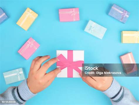 선물 및 파란 배경에 리본 작은 상자를 들고 손의 최고 볼 수 있습니다 개념에 대한 스톡 사진 및 기타 이미지 개념 공휴일 나비매듭 Istock