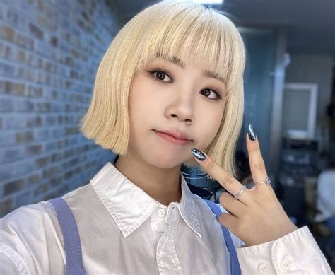 Pin By Isa Santos On Purple Kiss Purple Hair Kpop Girls Purple