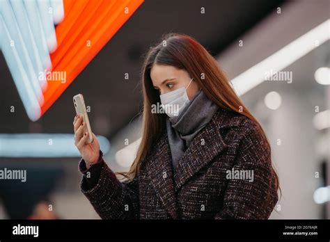 Un Portrait Rapproch D Une Femme Dans Un Masque M Dical Est Assis La Station De M Tro Avec Un