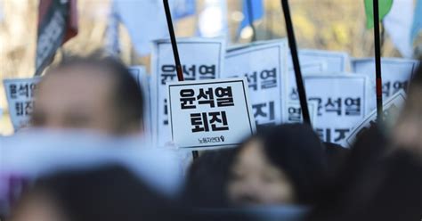 해외 석학들도 윤 대통령 하야해야” 국민은 이미 그를 버렸다”