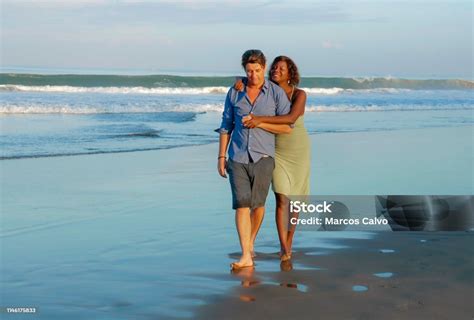 젊은 행복 하 고 매력적인 혼합 인종 커플 흑인 아프리카계 미국인 민족 여자와 화이트 남자 산책 아름 다운 해변에서 편안 하 게 여러 인종 사랑 관계와 다양성 2명에 대한
