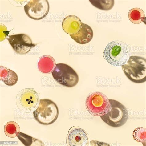 파티 안경 플랫 누워 복고풍 무디 배열 베이지 색 배경에 대한 칵테일과 많은 다른 골동품 고급스러운 크리스탈 안경 칵테일에 대한 스톡 사진 및 기타 이미지 Istock