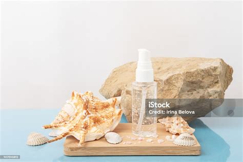 드롭퍼 다크 글래스 화장품 병 모의 분홍색 바다 소금과 파란색 배경에 조개 친환경 케어 유기농 제품 뷰티 트리트먼트 스파 컨셉 공간을 복사합니다 병에 대한 스톡 사진 및